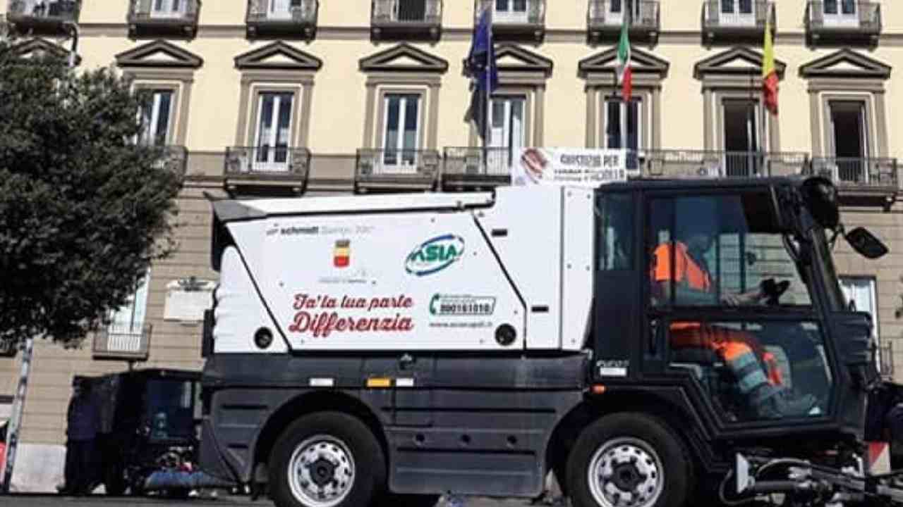 Napoli, nuove assunzioni autisti di camion rifiuti: come candidarsi